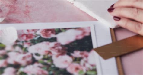 종이에 쓰는 여자의 손 사진 Unsplash의 쓰기 이미지