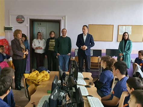 Кметът Николов и екипът на Училищна Телерик Академия присъстваха на урок по дигитални науки в ОУ