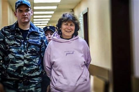 Телевизија 24 Руски суд осуди жена поради порака на гробот на родителите на Путин