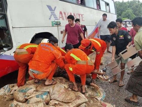 ရန်ကုန် မော်လမြိုင်လမ်း၊ သဲဖြူချောင်းတံတား ရဲကင်းကို အာကာမင်းခရီးသည်တင်ကားက ဝင်တိုက်မှု ရဲ ၁