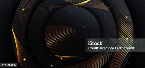 원형의 추상적인 황금색 곡선은 검은색 배경과 보케에 조명 효과로 빛난다 템플릿 프리미엄 어워드 디자인 배경 주제에 대한 스톡 벡터 아트 및 기타 이미지 Istock