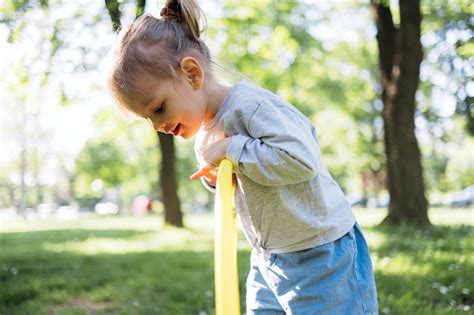공원에서 훌라 후프를 돌리는 동안 재미있게 지내는 어린 소녀 2 3 살에 대한 스톡 사진 및 기타 이미지 2 3 살 공원 금발 머리 Istock