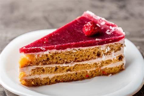 화이트 접시에 초콜릿으로 라즈베리 케이크입니다 맛 있는 디저트 0명에 대한 스톡 사진 및 기타 이미지 0명 과일 달콤한 음식 Istock