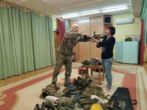 ომის თამაშები რუსეთის საბავშვო ბაღში 4 წლის ბავშვებს სხვადასხვა იარაღი წარუდგინეს და აჩვენეს