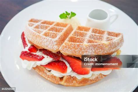 맛 있는 딸기 와플 채찍 크림 토 핑 바닐라 아이스크림과 꿀 소스 요리 0명에 대한 스톡 사진 및 기타 이미지 0명 갈색 거품 내기 Istock