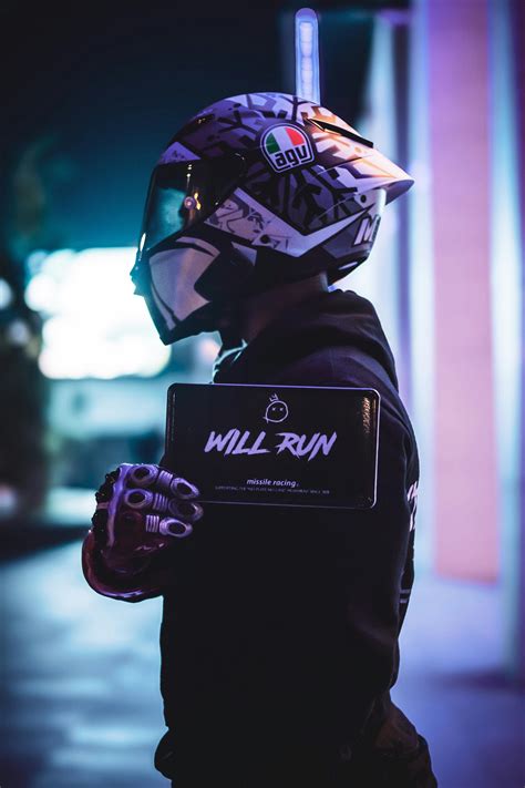 有关休閒裝 停 冒險 冷色調 前卫 司机 司機 城市 城市环境 城市生活 夜景 夜間攝影 夜间 女人 年轻的成年人 手套 摩托車 摩托车文化 摩托车生活方式