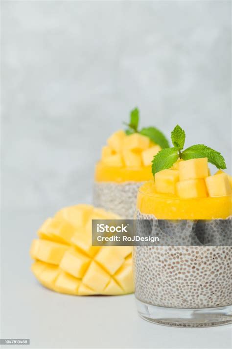 Chia 씨앗 푸딩과 망고 그린 민트 잎으로 아름 다운 안경에 퓌 레와 신선한 익은 열 대 과일을 잘라 건강한 생활방식에 대한 스톡 사진 및 기타 이미지 Istock