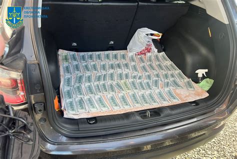 Посадовець селищної ради на Хмельниччині погорів на хабарі у 8 тис