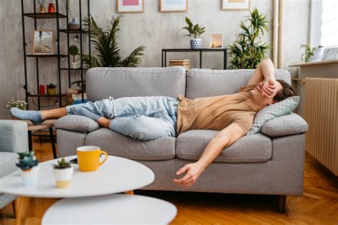 Joven Durmiendo En El Sofá De Su Casa Foto De Stock Y Más Banco De
