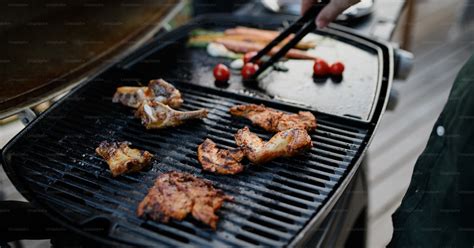 가족 여름 정원 파티에서 그릴에 고기와 야채를 굽는 알아볼 수 없는 남자 클로즈업 사진 Unsplash의 로스트 디너 이미지