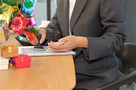 부동산 돈 은행권과 크리스마스 기간 동안 주택 담보 대출 계약 계약 문서에 승인 하는 스탬프 부동산 계산기에 대한 스톡 사진 및 기타 이미지 Istock