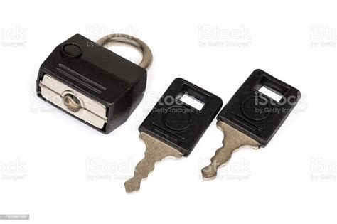 흰색 배경에 두 개의 키가 있는 잠긴 탈착식 수하물 잠금 장치 0명에 대한 스톡 사진 및 기타 이미지 0명 걸이 장비 관광 Istock