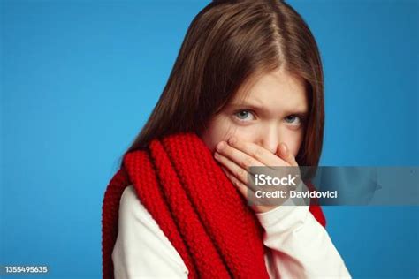 아픈 아이 소녀 에 빨간 스카프 재채기 또는 기침 커버 입 와 손바닥 8 9 살에 대한 스톡 사진 및 기타 이미지 8 9 살 감기와 독감 건강관리와 의술 Istock