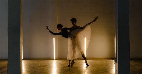 가벼운 고전 무용 공연 균형 그림자 기둥 기술 남자 댄스 댄스 스튜디오 레오타드 미니멀리스트 바닥 발끝 발레 발레 댄서들 발레 슈즈 발레리나