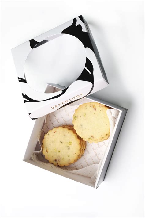 Кутия Маслени бисквити с роза и шам фъстък Bakeology