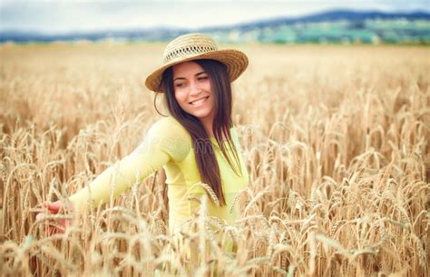 Wiejska Dziewczyna W Kwiatach Zdj Cie Stock Obraz Z O Onej Z Twarz Kolory