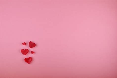 파스텔 핑크 배경 작은 하트 모양 사랑과 로맨스가 있는 발렌타인 데이 사진 0명에 대한 스톡 사진 및 기타 이미지 0명 2월 개념 Istock