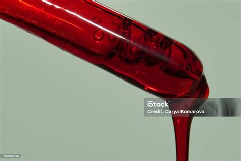 화학 실험실에서 테스트 된 제품 및 적색 용액을 추출하기위한 실험실 테스트 장비 및 유리 제품 복사할 공간이 있습니다 고품질 사진 Dna에 대한 스톡 사진 및 기타 이미지