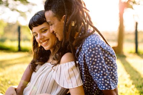 Nettes Junges Gemischtrassiges Paar Das Einen Intimen Moment Im Freien