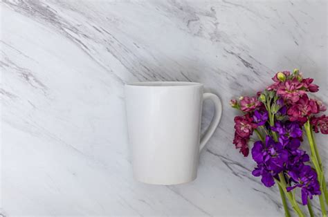 발렌타인 데이를 위해 분홍색 꽃 플랫 누워 흰색 봉제 인형에 흰색 프레임 모형 공간을 복사 텍스트 로고 아트 워크를 추가 0명에 대한 스톡 사진 및 기타 이미지 Istock