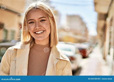 Jovencita Rubia Sonriendo Feliz De Pie En La Ciudad Foto De Archivo Imagen De Hermoso Hembra