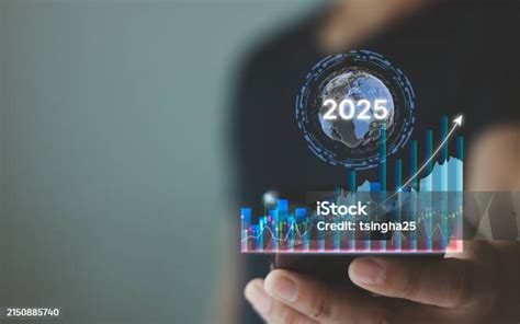 2025년 신사업 창업 및 목표 2025년 계획 및 비전 기업 성장 그래프 2025를 들고 있는 사업가 계획 기회 도전 및 비즈니스 전략 2025년에 대한 스톡 사진 및