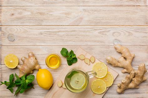 자연 감기와 독감 홈 구제 면역 자극 및 바이러스 보호를위한 천연 성분 상단 뷰 플랫 레이 감귤류 과일에 대한 스톡 사진 및