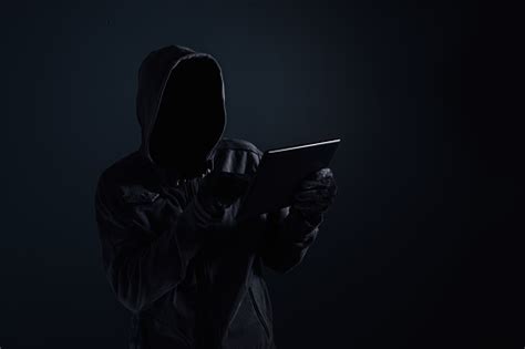 디지털 태블릿을 사용 하 여 가려진 얼굴로 두건된 컴퓨터 해커 가린 얼굴에 대한 스톡 사진 및 기타 이미지 가린 얼굴 가상현실 가상현실 시뮬레이터 Istock