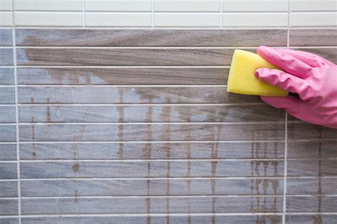 직원 화장실에서 수리 후 먼지에서 세라믹 타일 세척 스폰지 고무 보호 장갑에 손을 전후 상업적인 청소 회사 개념입니다 가사 집안일에 대한 스톡 사진 및 기타 이미지 Istock