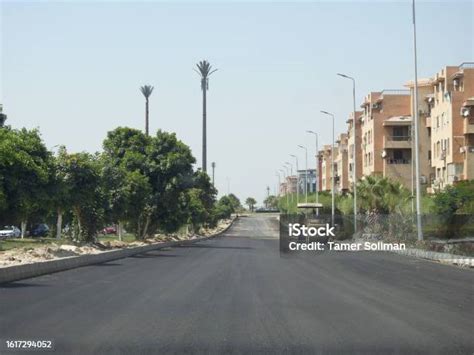 이집트 부동산의 새로운 도로 건설에서 도로를 포장하고 아스팔트 에멀젼을 만드는 과정은 그레이더 트럭과 레이저 레벨러에 의한 지상 평탄화 후 0명에 대한 스톡 사진 및 기타