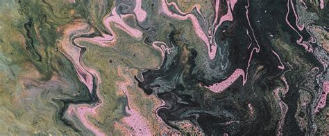 어두운 녹색 오렌지와 분홍색 틴트와 검은 얼룩 더러운 유체 예술 배경 아크릴 페인트의 섬뜩한 효과 보그 톤의 액체 잉크 혼합 습지 색상과 독성 초현실적 인 추상적 인 질감