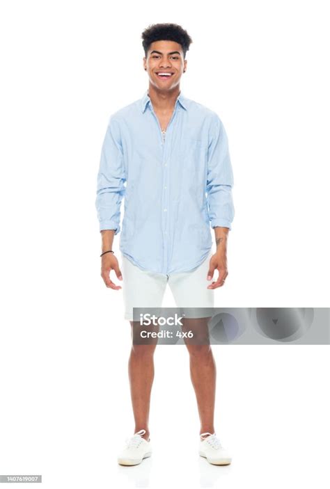 캔버스 신발을 입고 흰색 배경 앞에 서있는 아프리카 민족 남성 남자에 대한 스톡 사진 및 기타 이미지 남자 흰색 배경