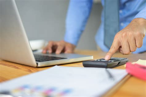 계산 금융 계정 계산기로 투자 차트를 분석하는 비즈니스 사람들 회계 기술 사무실에서 노트북을 사용하여 계획 문서 종이 그래프 차트 비즈니스 마케팅 계획을 분석합니다 25