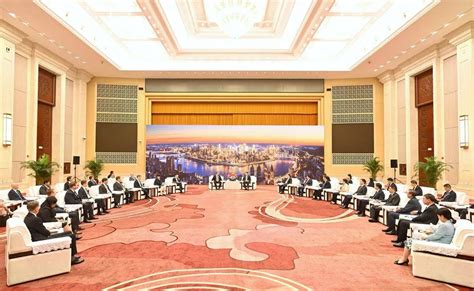 袁家军胡衡华会见外国驻渝蓉总领事及代表重庆发展合作