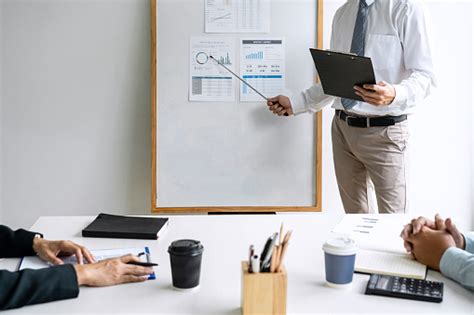 성장 프로젝트 발표 차트 통계 토론 및 분석 비즈니스 전략 및 재무 계획에 대한 그래프를 통해 기업의 이익을 높이는 비즈니스 컨퍼런스 경영자에 대한 스톡 사진 및 기타