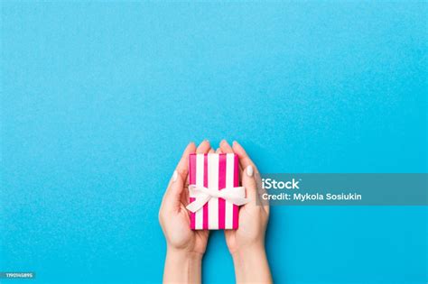 파란색 테이블 배경에 컬러 리본이있는 선물 상자를 들고있는 여성 팔 상단보기 및 복사 공간 디자인 강림절에 대한 스톡 사진 및 기타 이미지 Istock