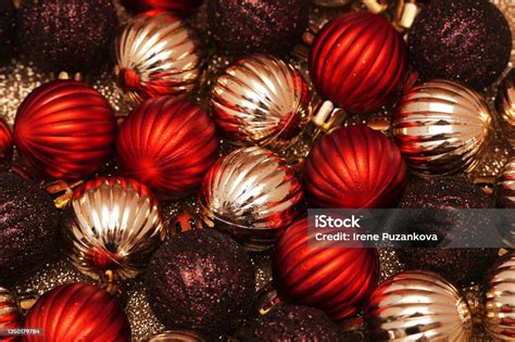 금빛 반짝이는 배경에 황금색과 빨간색 크리스마스 볼이 있는 럭셔리 크리스마스 장식 구성 크리스마스 또는 새해 개념 장식 과 복사