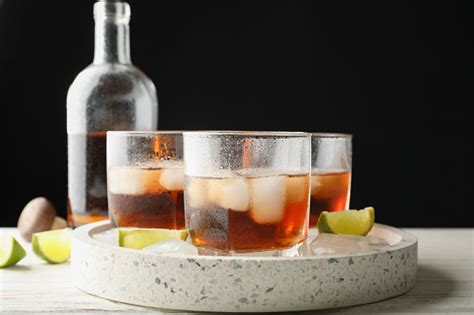 흰색 배경에 위스키와 라임 안경이 있는 대리석 트레이 닫아 0명에 대한 스톡 사진 및 기타 이미지 0명 갈색 공란 Istock