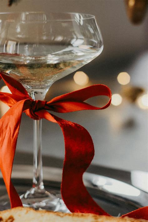 가끔 건배 계절 낭만적인 럭셔리 마시는 것 매혹적인 모임 반짝이는 배경 조명 보케 빨간 리본 사교 행사 새해 샴페인 샴페인 쿠페 서브웨어 선박