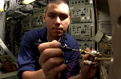 Us Navy 030503 N 2143t 004 Electronics Technician 3rd Class Miguel