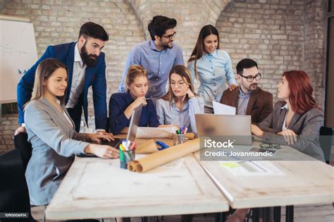 사업 사람들은 사무실에서 함께 일입니다 팀은 사무실에서 작동 합니다 계획에 대한 스톡 사진 및 기타 이미지 계획 금융 기업 비즈니스 Istock