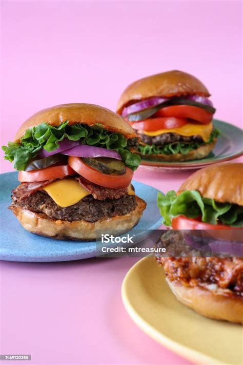 청록색 노란색 및 녹색 접시 햄버거 패티 베이컨 러셔 녹는 가공 치즈 조각과 샐러드 분홍색 배경 전경에 초점 분홍에 대한 스톡 사진 및 기타 이미지 Istock