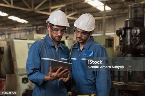 디지털 태블릿 컴퓨터로 작업하는 산업 공장의 남성 공장 노동자 유지 보수 기계 그룹 선반 기계를 검사하는 남성 기술자 작업장에서 기계를 수리하는 남성 엔지니어 단체에 대한