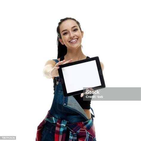 전체 길이 1 인 정면 보기 1819세 성인의 카메라를 보고 아름 다운 흑발 긴 머리 포니테일 코 카 서 스 여성 젊은 여성 앞서 흰색 배경 착용 턱받이 바지 미소 행복