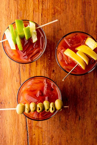 블러디 메리 클래식 브런치 또는 조식 칵테일 보드카 진 또는 데킬라를 토마토 주스 우스터셔 소스 라임 주스 셀러리 소금 핫 소스와 섞어 얼음 위에 얹고 올리브와 셀러리