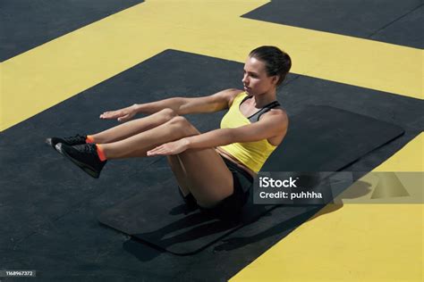 야외 체육관에서 복근 운동 운동을하고 스포츠 여자 피트 니스 거리에 대한 스톡 사진 및 기타 이미지 거리 건강한 생활방식