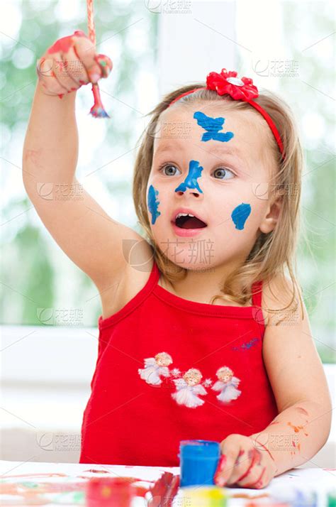 儿童 垂直画幅 学龄儿童 艺术家 小的 可爱的 快乐 蓝色 作画