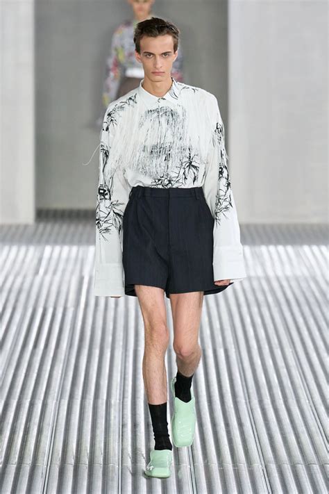 패션엔 [리뷰] 유동성에 대한 송가 프라다 2024 S S 남성복 컬렉션