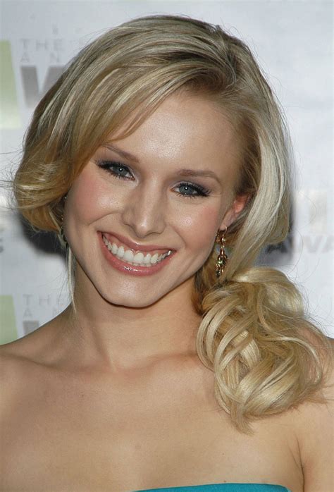 Download Kristen Bell Young Actress Awards Night Wallpaper