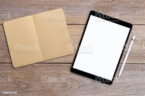 빈 흰색 화면 스타일러스 또는 전기 펜 나무 테이블 배경에 고립 된 빈 갈색 노트북검은 디지털 태블릿의 모형 이미지 크리에이티브 디자이너 데스크 0명에 대한 스톡 사진 및